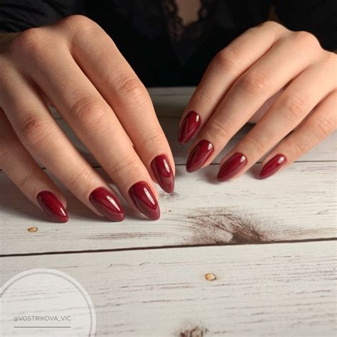 Бордовый миндальный маникюр