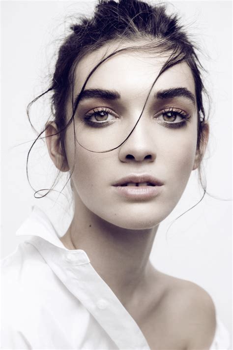 Clara Hernani City Model Medium Skin Light Hair