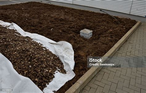 지붕 거터는 정사각형 플라스틱 녹색 격자로 덮여 있습니다 녹색 지붕은 기질로 덮여 있습니다 배수구 주변 지역은 자갈 지질 질 개조 흙 토양 토지의 돌 뿌리 덮개로 멀칭됩니다