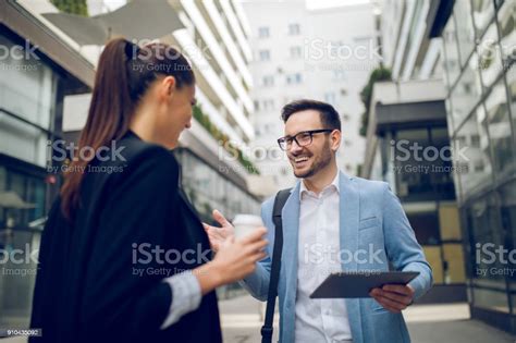 야외에서 태블릿 컴퓨터를 사용 하 여 비즈니스 프로젝트를 논의 하는 비즈니스 팀 2명에 대한 스톡 사진 및 기타 이미지 2명 가리키기 기업 비즈니스 Istock