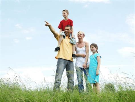 На Фото Стоит Мужчина Средних Лет —