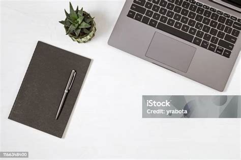 학교 또는 사무실을 위한 업무 공간 플랫 은 복사 공간이있는 가벼운 책상에 현대적인 컴퓨터 플래너 펜 및 가정용 식물로 누워 있습니다 개념에 대한 스톡 사진 및 기타 이미지