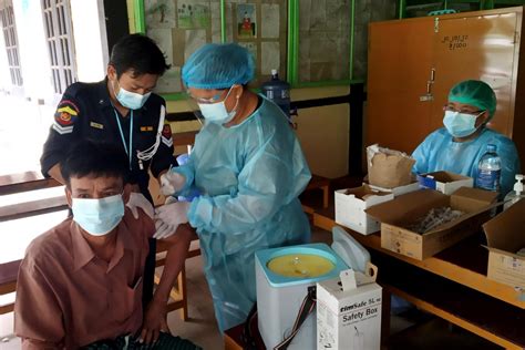 ကျောက်ပန်းတောင်မြို့နယ်တွင် အသက် ၁၈ နှစ်ပြည့်ပြီးသူများအား ကိုဗစ် ၁၉