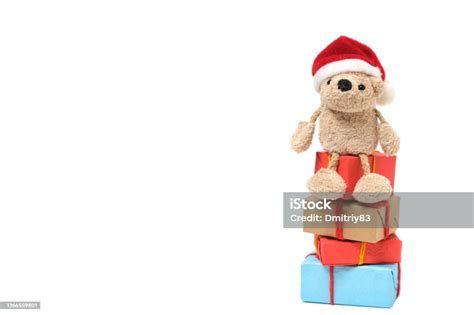 산타 클로스 모자를 쓴 작은 테디 베어는 크리스마스 선물로 상자에 앉아 있습니다 흰색 배경에 12월에 대한 스톡 사진 및 기타 이미지 Istock