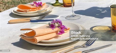 우아한 테이블 설정 냅킨 칼 포크 와인 잔 흰색 식탁보접시 웨딩 축제 테이블 테이블 장식 꽃 0명에 대한 스톡 사진 및 기타