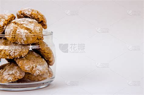 阿玛缇在透明玻璃罐中合上2瓶