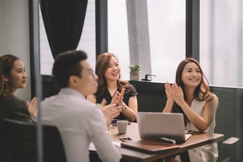 회의실에서 자신의 부관의 프리젠 테이션을 듣고 사무실 직원의 그룹과 박수를 기업 비즈니스에 대한 스톡 사진 및 기타 이미지 기업 비즈니스 박수 침