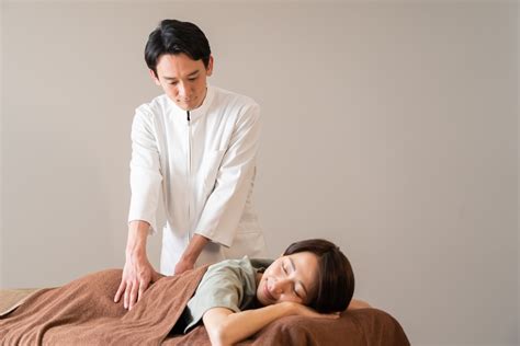 Asian Man Doing A Massage くまのみ整骨院グループ