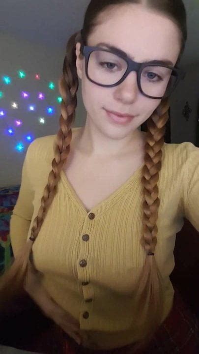 Девушка в очках показывает сиськи Xhamster