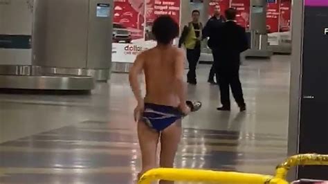 El Video Viral De Una Mujer Que Se Desnudó En El Aeropuerto De Miami Infobae