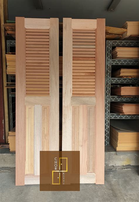 ประตูบานคู่แบบเกล็ด และ ประตูห้อง สั่งทำตามขนาด ประตูบานคู่แบบเกล็ด ผสมผสานกับลูกฟักจำนวน 2 ลูก