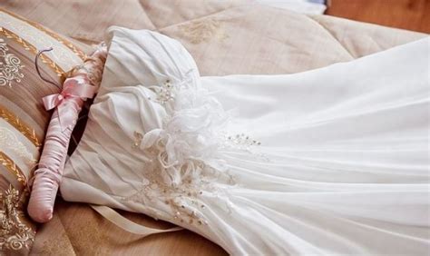 Пили чай на кухні з донькою і з невісткою коли дочка вирішила піти в іншу кімнату а за нею і