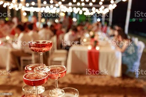 결혼식 파티에 레드 와인의 안경에서 피라미드 의식 파티에서 핑크 샴페인 이나 와인 피라미드의 클로즈업 결혼식에 대한 스톡 사진 및 기타 이미지 Istock