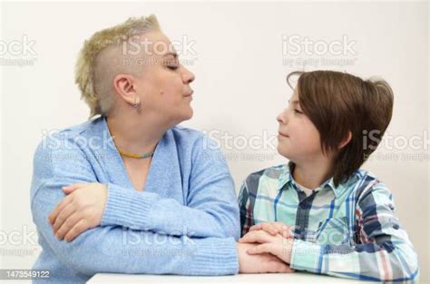 짧은 머리를 가진 귀여운 어린 소년과 그의 성인 어머니는 카페에 앉아 서로를 바라보고 있습니다 공생과 육아 개념 10 11세에 대한 스톡 사진 및 기타 이미지 Istock