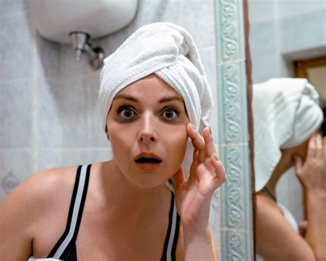 شش راه‌حل برای از بین بردن پف و تیرگی زیر چشم ایندیپندنت فارسی