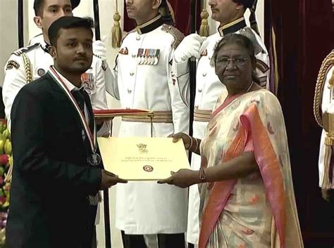 Soa Volunteer Presented National Nss Award By The President — Soa Siksha O Anusandhan