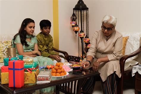 디야를 밝히는 할머니 어린 소년 소녀 아이들과 함께 램프 민족 복장 디왈리 힌두교 축제 락스미 푸잔 축하 어린이 표현 10 11세에 대한 스톡 사진 및 기타 이미지 Istock