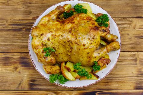 나무 테이블에 감자와 함께 전체 닭고기를 구운 위쪽 보기 갈색에 대한 스톡 사진 및 기타 이미지 갈색 감자 요리 건강한 식생활 Istock