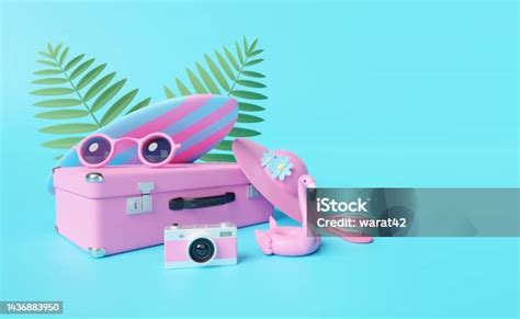 분홍색 여행 가방 선글라스 서핑 보드 풍선 플라밍고 손바닥 샌들 모자 파란색 배경에 격리 된 카메라 개념 3d 그림 또는 3d 렌더링으로 여름 여행 3차원 형태에 대한 스톡