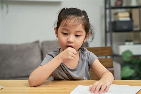 몸이 좋지 않은 아시아 유아 소녀는 기침과 인후통입니다 유아에 대한 스톡 사진 및 기타 이미지 유아 기침하기 알레르기 Istock