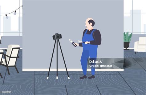 드라이버와 절단 펜치 블로거 와 핸디 맨 노동자 트리플로드 소셜 네트워크 블로깅 개념 현대 아파트 인테리어 전체 길이 수평에 디지털 카메라와 온라인 비디오를 녹화 가공의