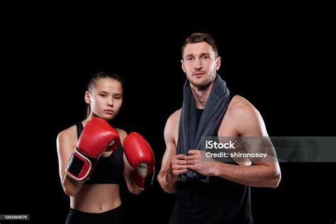 스포티 한 소녀 에 빨간 권투 장갑 과 그녀의 근육 질 남자 친구 와 수건 건강한 생활방식에 대한 스톡 사진 및 기타 이미지 건강한 생활방식 검은색 검정색 배경