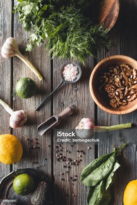 요리 녹색 허브 시금치 딜 파슬리 흰색 배경에 고립 된 나무 상자에 아보카도 고수에 대한 스톡 사진 및 기타 이미지 고수