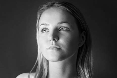 배경 화면 얼굴 사람들 화이트 검은 단색화 모델 초상화 금발의 긴 머리 사진술 드레스 유행 소니 스웨덴어 봄 Sverige 검정색과 흰색