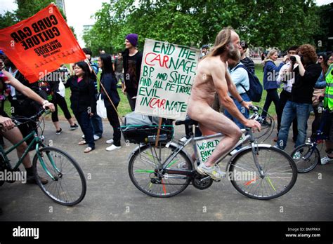 World Naked Bike Ride qui avait lieu à Londres Une solution pacifique
