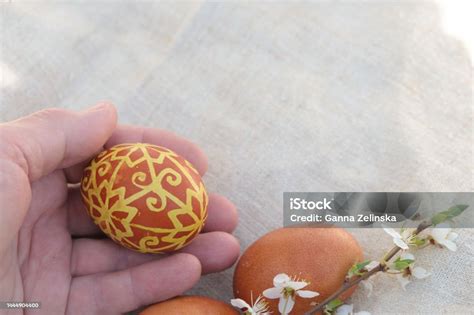 여자의 손에 전통적인 우크라이나 부활절 달걀입니다 왁스 페인팅 양파 페인트 대마 캔버스 공간을 복사합니다 개념에 대한 스톡 사진 및 기타 이미지 Istock