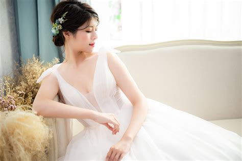 鍾佳砡彩妝教學＆新娘秘書 我覺得新密這個行業一定要不斷的去進修 年輕的妝年輕的髮 新娘拍婚紗的時候有了不好的經驗，新娘眼皮腫內雙，眼睛貼了3層睫毛一樣無神還壓眼，髮型皮膚狀況都處理的不是挺