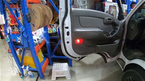 포터2 트럭 차량에 좌우 문열림 표시 도어 보조램프를 설치완료한 영상입니다 야간 문열림시 도어열림등으 표시해줍니다 시공과정은 설명란의 링크를 참조하시면 됩니다