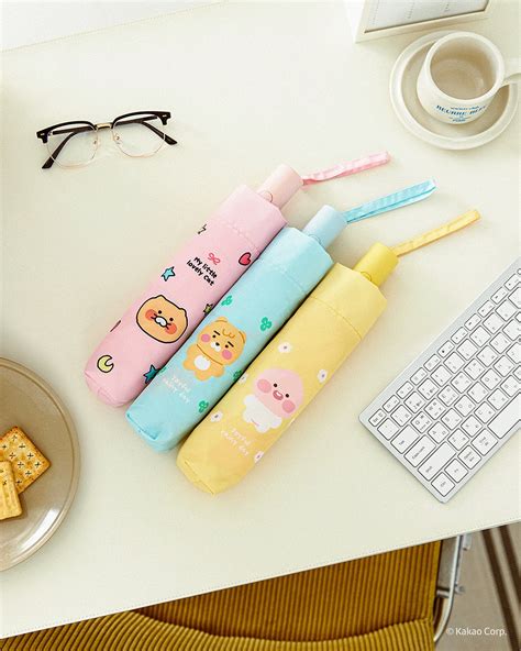 카카오프렌즈 Kakao Friends 빗물은 피해도 귀여움은 피할 수 없지 ☔️ 산뜻한 프렌즈 3단 자동우산으로 비 오는 날에도 텐션 업⤴️ 가방에 쏙 넣고 다니다 비