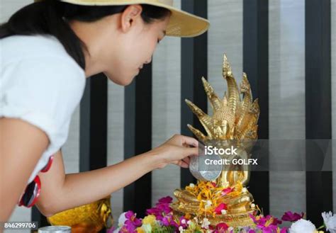 송 크 란 축제 또는 태국 새 해 축복 식 물 그것에 물 붓는 하 여 부처님의 동상에 존경을 지불 하는 여자 Blessing에 대한 스톡 사진 및 기타 이미지 Istock