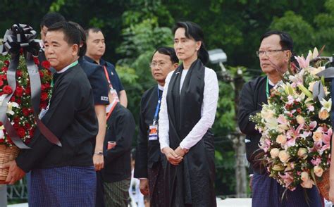 ၇၅ နှစ်မြောက် အာဇာနည်နေ့ အလေးပြုအခမ်းအနားတွင် ဗိုလ်ချုပ်အောင်ဆန်း၏ သမီး ဒေါ်အောင်ဆန်းစုကြည်ကို