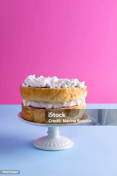 분홍색과 파란색 배경에 생일을 위한 하얀 크림이 있는 축제 스폰지 케이크 휴가를 위한 음식 광고 포스터 및 텍스트에 대 한 장소 복사 속도 0명에 대한 스톡 사진 및 기타