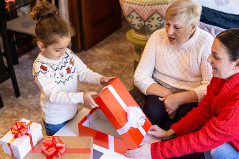 가족과 함께 크리스마스 선물을 여는 아이 빨간 종이로 감싼 선물 소포에 대한 스톡 사진 및 기타 이미지 소포 열기 2 3 살 Istock