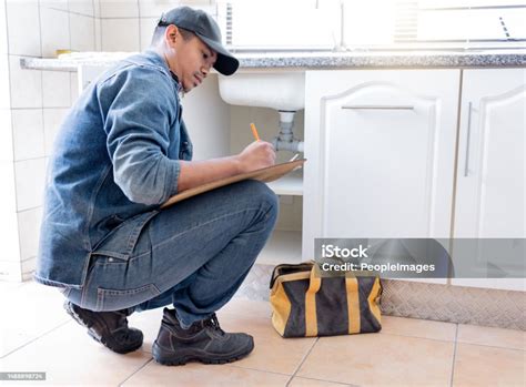 배관공 파이프라인 주택 개조 메모 또는 건축업자 설치를 위한 유지 보수 문서 및 클립보드 핸디맨 배관 서비스 및 건축 엔지니어링 및 검사를 위한 사내 체크리스트 연관공에