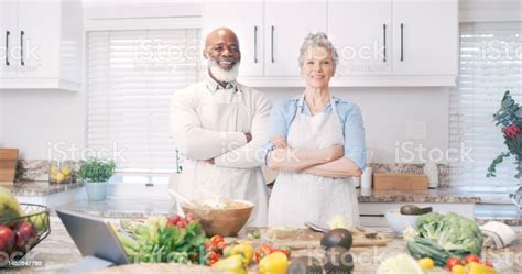 시니어 커플 요리 및 노트북 온라인 자습서 재료 및 부엌에서 과일과 야채와 음식 팔짱을 끼고 있는 흑인 남성과 노인 여성 집에서 인종 간 또는 행복한 미소 팔짱 낌에 대한