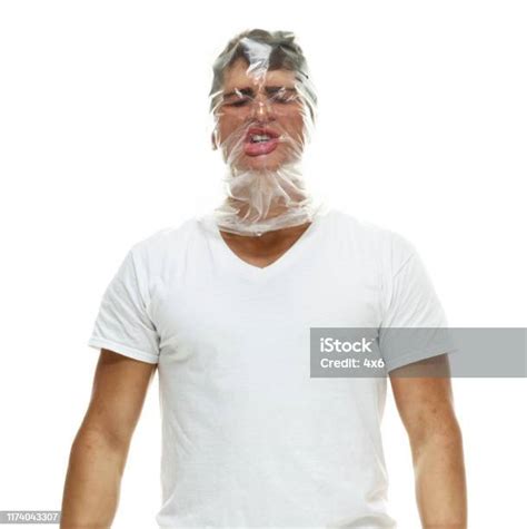 전체 길이한 남자 만정면2029세 성인 잘생긴 사람들의 카메라를 보고 갈색 머리짧은 머리 백인 남성젊은 남자 앞 흰색 배경시원한 태도감싸기감찰마초 사람 얼굴에 대한 스톡