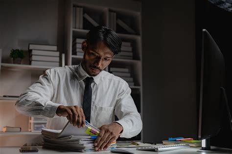 사업가는 데스크톱 컴퓨터를 사용하여 분석 문서 작업 문제 해결 중요한 프로젝트 완료를 수행합니다 재무 성과 계약 관리 개념 정보 문서 처리 Conference On The