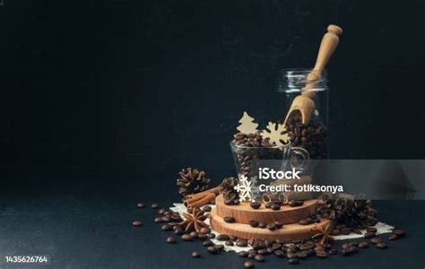 매운 커피 겨울 뜨거운 음료 크리스마스 짙은 검은 배경에 볶은 커피 원두 커피 개념 모의 Comfort Food에 대한 스톡 사진 및 기타 이미지 Istock