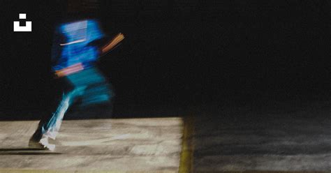 파란 재킷과 파란 데님 청바지를 입은 남자가 밤에 갈색 나무 판자 위를 걷고 있다 사진 Unsplash의 무료 색 이미지