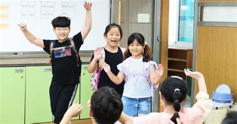 오랜만에 만난 친구와 반가운 인사