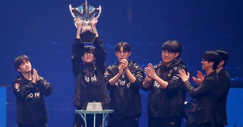 “롤드컵 황제가 돌아왔다” 한국 T1 7년만에 우승