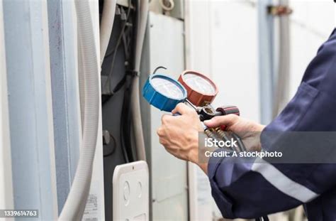 기술자는 에어컨 에어컨 충전을 위한 측정 장비를 점검하고 있습니다 Stem 주제에 대한 스톡 사진 및 기타 이미지 Stem 주제 검사 보기 공중 뷰 Istock