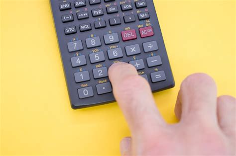 공학용 계산기에서 계산을 수행하는 사람의 부분 보기 계산기에 대한 스톡 사진 및 기타 이미지 계산기 과학 금융 Istock