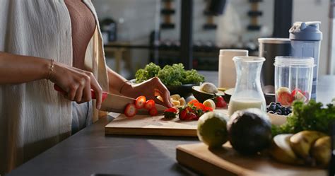 손 사람 유기농 재료 준비 및 체중 감량으로 스무디를 위한 과일을 자르십시오 여성 영양 혜택 식사 대용 및 집에서의 웰빙을 갖춘