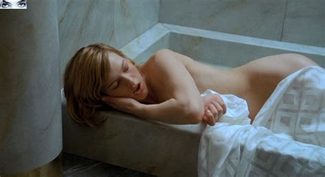 Голая Мила Йовович в Resident Evil