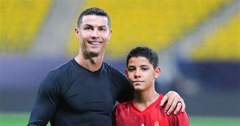 جونيور ابن كريستيانو رونالدو يتجول بالزيّ السعودي راجل